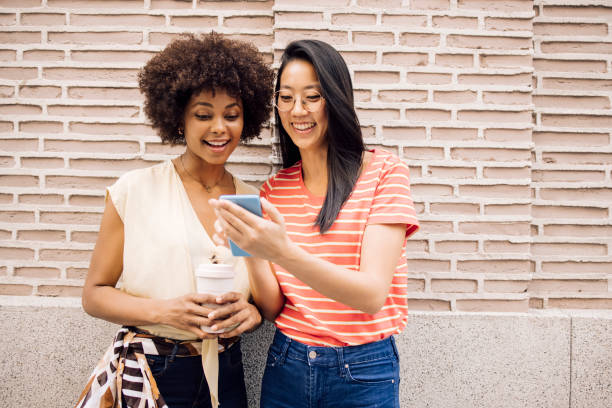 Friends On Phone Pictures | Download Free Images on Unsplash