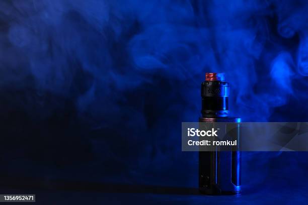 Perangkat Vaping Elektronik Mod Alat Penyemprot Berdiri Di Asap Vape