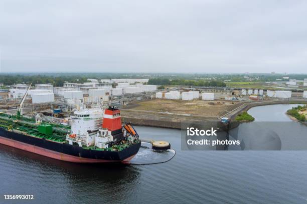 Pandangan Udara Kapal Tanker Minyak Membongkar Penyimpanan Minyak Di