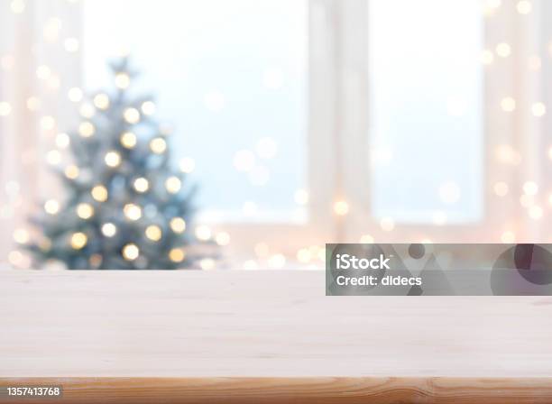 Meja Dengan Ruang Di Pohon Natal Yang Kabur Dan Jendela Yang Didekorasi ... Meja Dengan Ruang Di Pohon Natal Yang Kabur Dan Jendela Yang Didekorasi ...