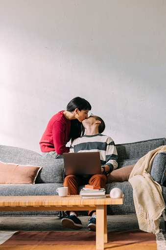 Photo Libre De Droit De Un Couple Assis Sur Le Canapé Et Sembrassant