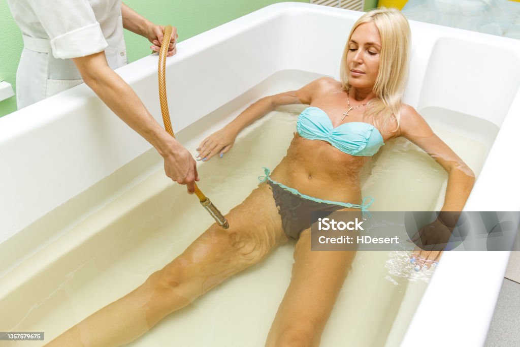 Specialist Applynig Hydrotherapy In Bath Underwater Hydromassage In