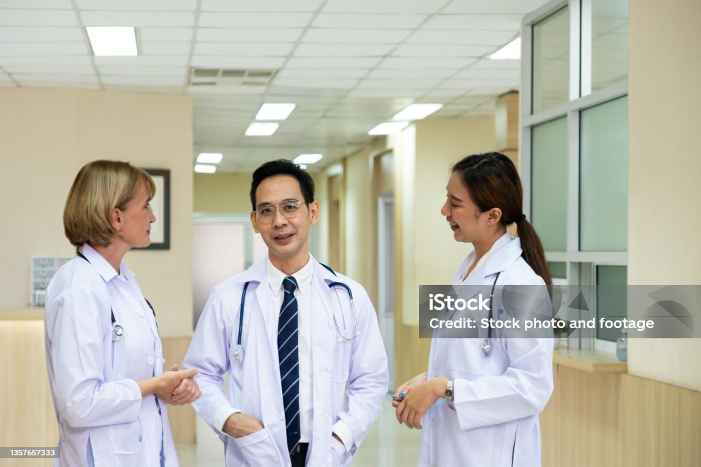 Foto Kelompok Potret Tim Dokter Yang Mengenakan Gaun Medis Putih Dan ... Foto Kelompok Potret Tim Dokter Yang Mengenakan Gaun Medis Putih Dan ...