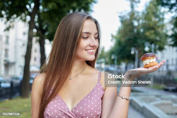 Gadis Yang Menarik Dengan Rambut Panjang Memegang Kue Di Tangannya Dan