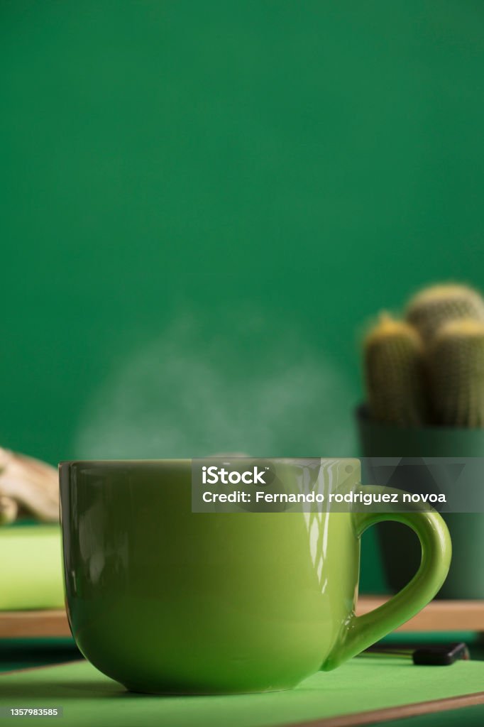 Secangkir Teh Atau Kopi Warna Hijau Panas Dengan Uap Ruang Untuk Teks ... Secangkir Teh Atau Kopi Warna Hijau Panas Dengan Uap Ruang Untuk Teks ...
