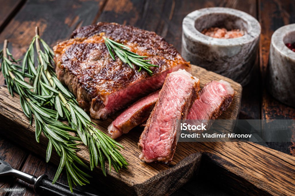 Irisan Dan Panggang Tulang Rusuk Mata Steak Ribeye Daging Sapi Marmer