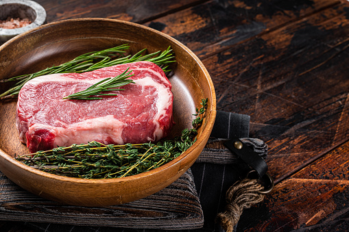 Ribeye Raw Steak Daging Sapi Mata Rusuk Daging Sapi Marmer Dalam Piring