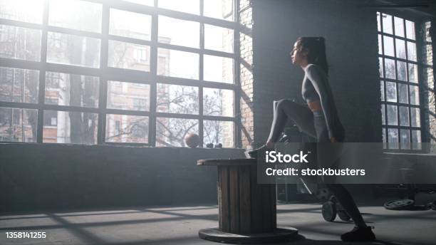Atlet Melompat Di Atas Kotak Kayu Wanita Atletik Melakukan Latihan