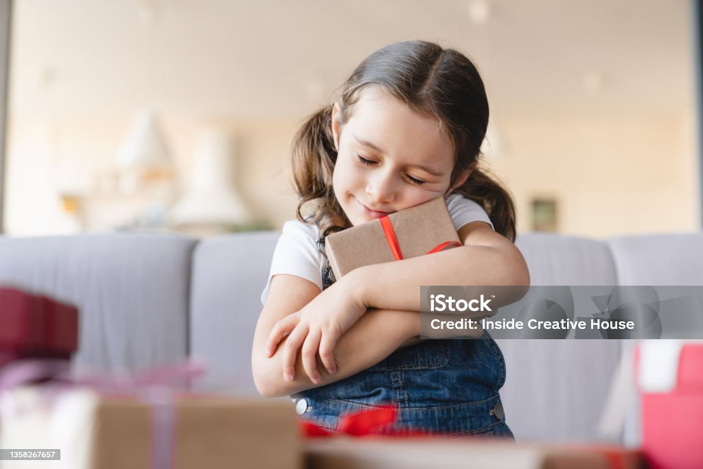Putri Gadis Kaukasia Kecil Yang Imut Memeluk Kotak Hadiah Hadiahnya ... Putri Gadis Kaukasia Kecil Yang Imut Memeluk Kotak Hadiah Hadiahnya ...