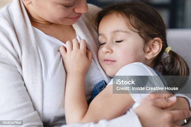 Ibu Yang Penuh Kasih Memegang Pelukan Putri Kecil Yang Lucu Di