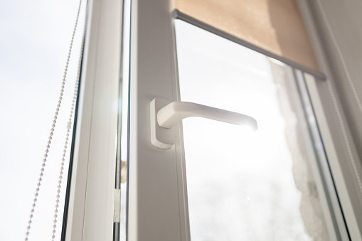 Ventana De Pvc De Plástico Blanco Con Fondo De Bosque En Casa Rayo De ... Ventana De Pvc De Plástico Blanco Con Fondo De Bosque En Casa Rayo De ...
