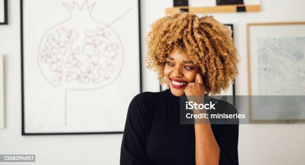 Retrato De Una Sonriente Mujer Afroamericana De Pie En Una Oficina Foto ... Retrato De Una Sonriente Mujer Afroamericana De Pie En Una Oficina Foto ...