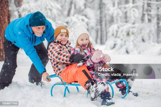 Kakek Dan Anakanak Pohon Memiliki Waktu Yang Baik Selama Sledding Foto ... Kakek Dan Anakanak Pohon Memiliki Waktu Yang Baik Selama Sledding Foto ...