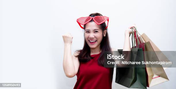 Wanita Cantik Asia Mengangkat Tangan Dan Memegang Tas Belanja Dengan