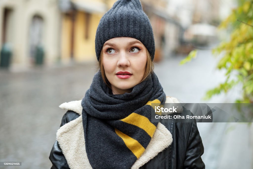 Gadis Cantik Dengan Topi Dan Syal Mengenakan Musim Semi Berjalan Di Taman Konsep Gaya Hidup Dan