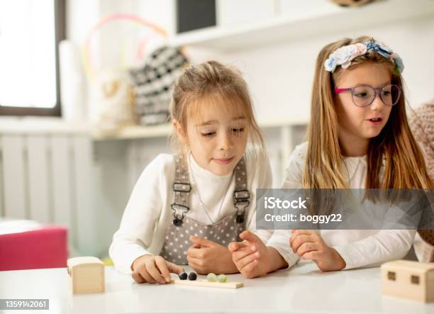 Dua Gadis Kecil Yang Lucu Bermain Dengan Mainan Pendidikan Prasekolah ... Dua Gadis Kecil Yang Lucu Bermain Dengan Mainan Pendidikan Prasekolah ...
