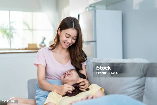 Pasangan Wanita Lesbian Cantik Asia Berbaring Di Pangkuan Pacar Di