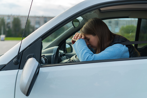 Pecah Dari Kaca Spion Samping Pada Mobil Pengemudi Wanita Sedih Setelah