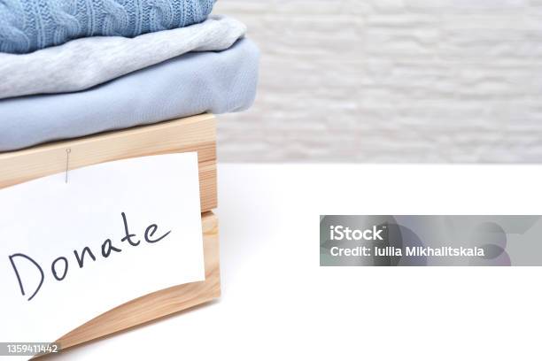 Kotak Kayu Penuh Dengan Pakaian Bekas Lama Untuk Sumbangan Dan Amal