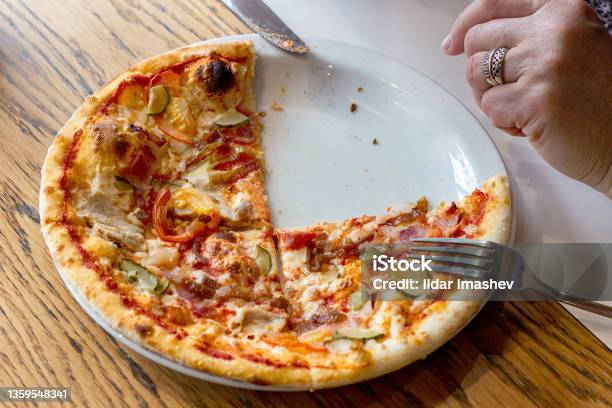 Makan Pizza Irisan Buatan Sendiri Panggang Segar Dengan Topping Keju ... Makan Pizza Irisan Buatan Sendiri Panggang Segar Dengan Topping Keju ...