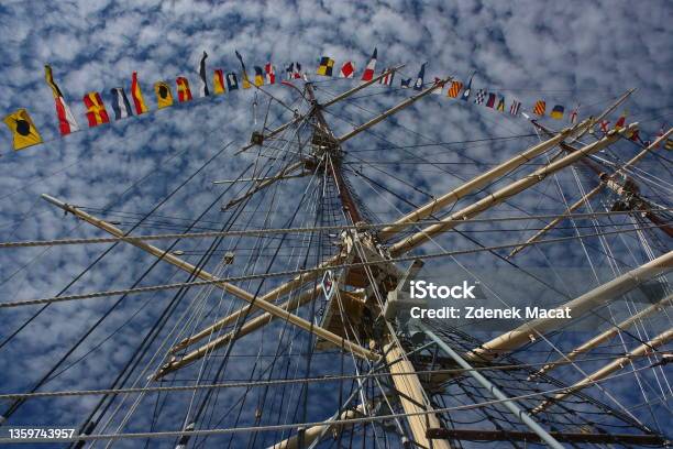 Bendera Sinyal Maritim Internasional Di Tiang Bendera Melawan Langit