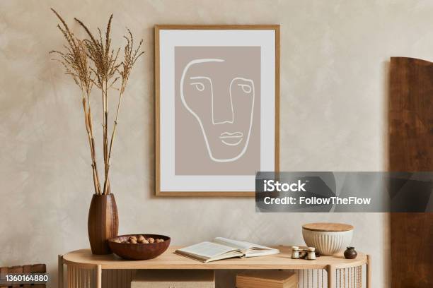 Komposisi Interior Ruang Tamu Yang Elegan Dengan Konsol Bingkai Poster