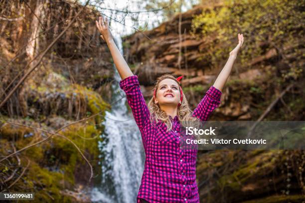 Wanita Cantik Duduk Di Atas Batu Di Depan Air Terjun Kecil Foto Stok ... Wanita Cantik Duduk Di Atas Batu Di Depan Air Terjun Kecil Foto Stok ...