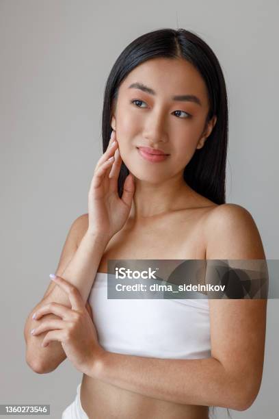 Mujer Sonriente Con La Piel Perfecta Tocándose La Cara Foto De Stock Y