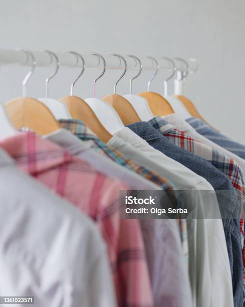 Ruang Ganti Atau Rel Dengan Pakaian Di Gantungan Baju Dan Gaun Toko Pakaian Atau Butik Stylist