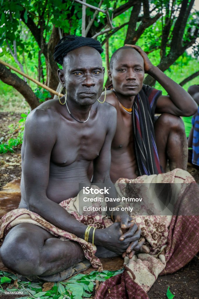 Lembah Sungai Omo Ethiopia November 2020 Pria Berpakaian Tradisional ... Lembah Sungai Omo Ethiopia November 2020 Pria Berpakaian Tradisional ...