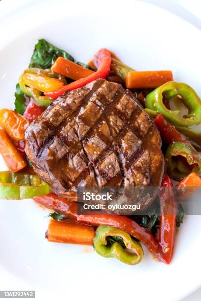 Irisan Steak Barbekyu Daging Panggang Dengan Sayuran Di Atas Piring
