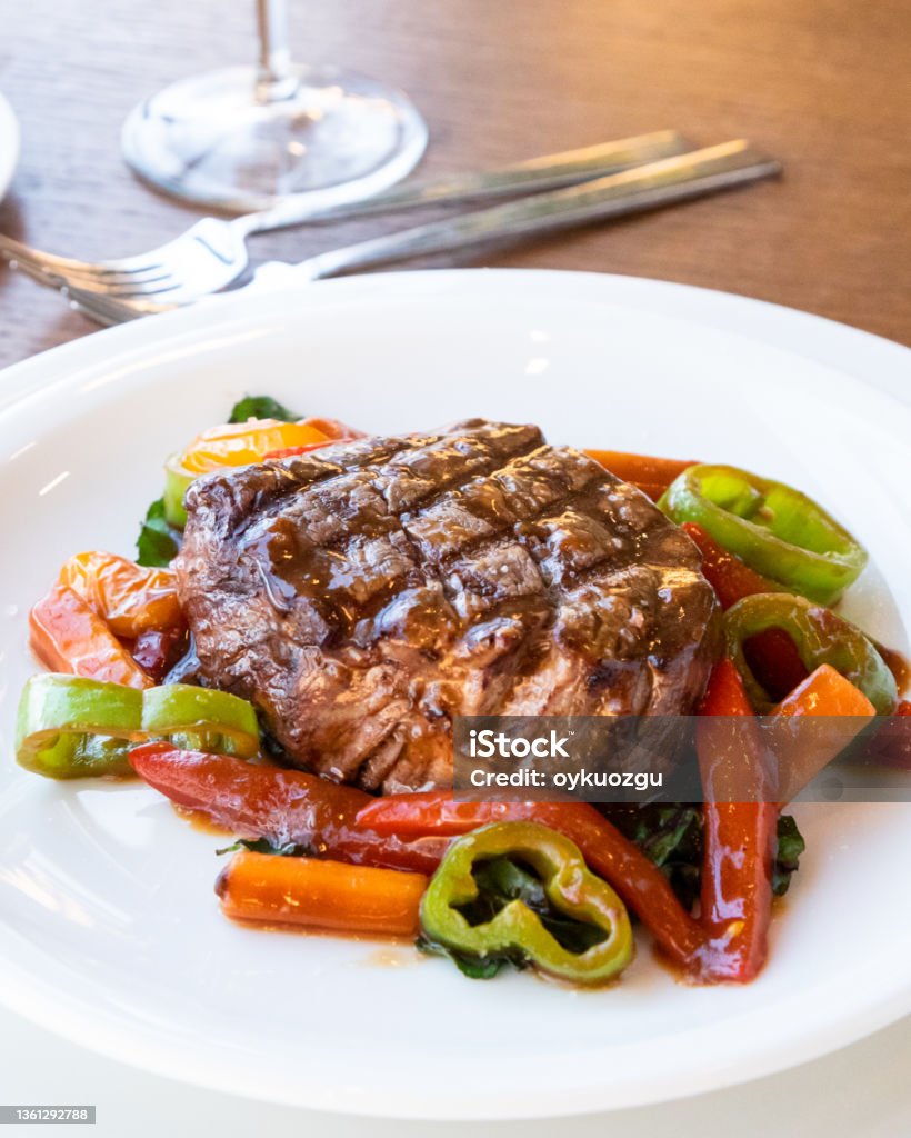 Irisan Steak Barbekyu Daging Panggang Dengan Sayuran Di Atas Piring