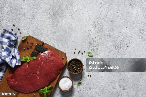 Daging Sapi Mentah Di Atas Papan Kayu Dengan Rempahrempah Dan Garam