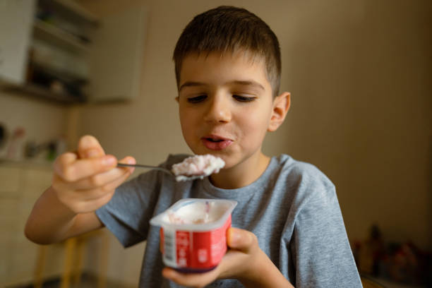 2300 Chico Yogur Fotografías De Stock Fotos E Imágenes Libres De Derechos Istock