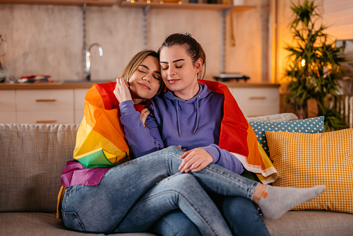 Photo Libre De Droit De Jeune Couple De Lesbiennes Sembrassant Sur Un