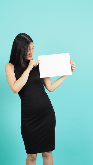 Photo Libre De Droit De Papier Vide Vierge Dans La Main Dune