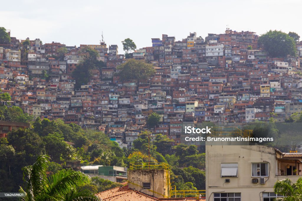 ロシーニャファヴェーラはリオデジャネイロ ブラジルのガベガ地区の頂上から見た カラー画像のストックフォトや画像を多数ご用意 カラー画像
