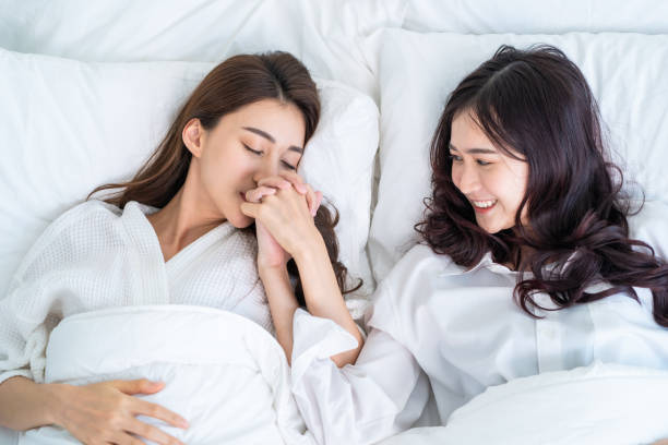 100 Fotos Bilder Und Lizenzfreie Bilder Zu Japanese Lesbian Kissing