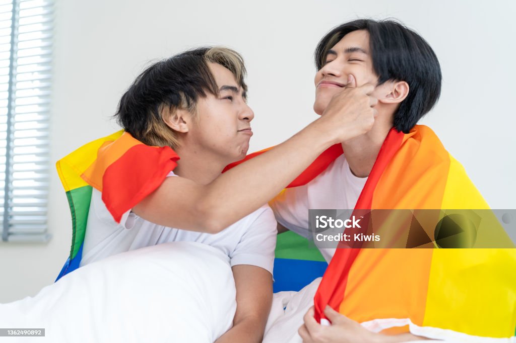 Potret Keluarga Gay Pria Tampan Asia Memegang Bendera Lgbt Dan