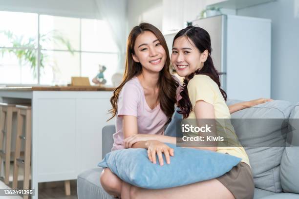 Potret Pasangan Wanita Lesbian Cantik Asia Tersenyum Lihat Kamera Dua