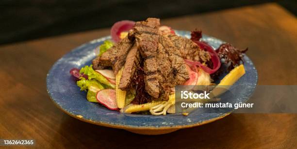 Irisan Steak Daging Sapi Panggang Medium Langka Striploin Salad Dengan