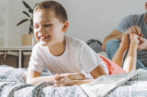 Photo Libre De Droit De Père Joue Avec Son Fils 710 Sur Le Lit Papa