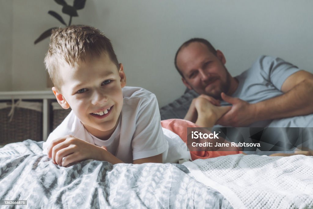 Photo Libre De Droit De Père Joue Avec Son Fils 710 Sur Le Lit Papa