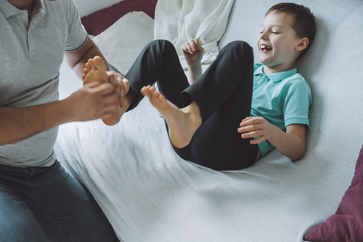 Photo Libre De Droit De Père Joue Avec Son Fils 710 Assis Sur Le Canapé