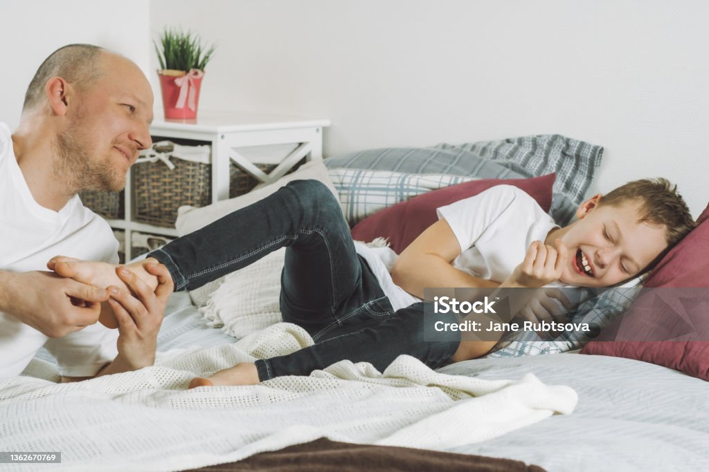 Photo Libre De Droit De Père Joue Avec Son Fils 710 Sur Le Lit Papa