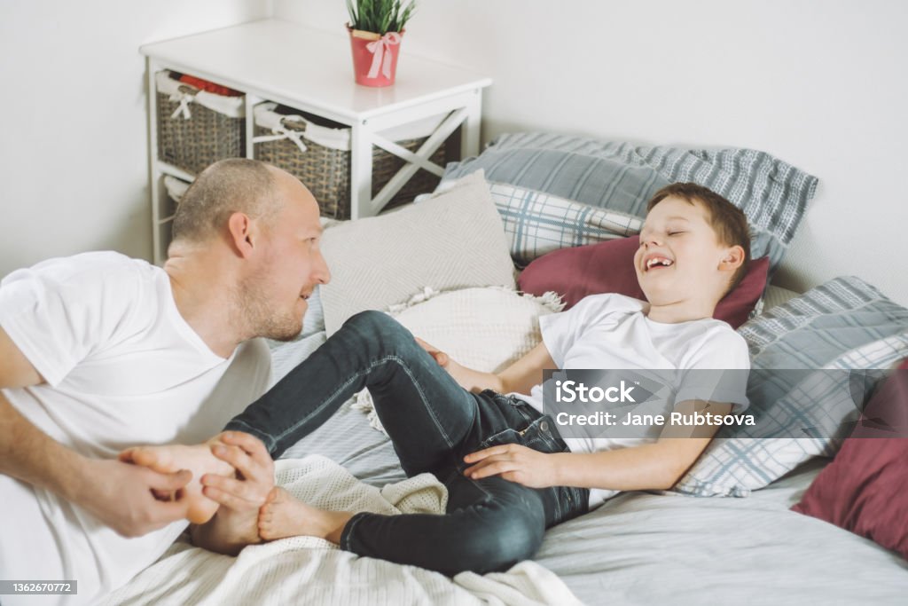 Photo Libre De Droit De Père Joue Avec Son Fils 710 Sur Le Lit Papa