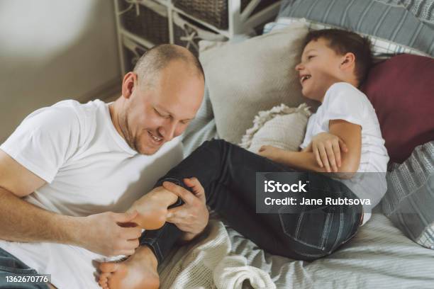 Photo Libre De Droit De Père Joue Avec Son Fils 710 Sur Le Lit Papa