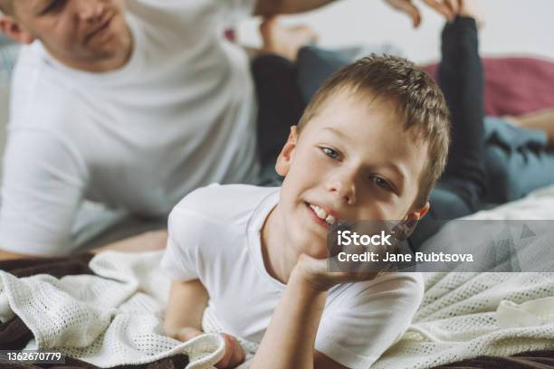 Photo Libre De Droit De Père Joue Avec Son Fils 710 Sur Le Lit Papa