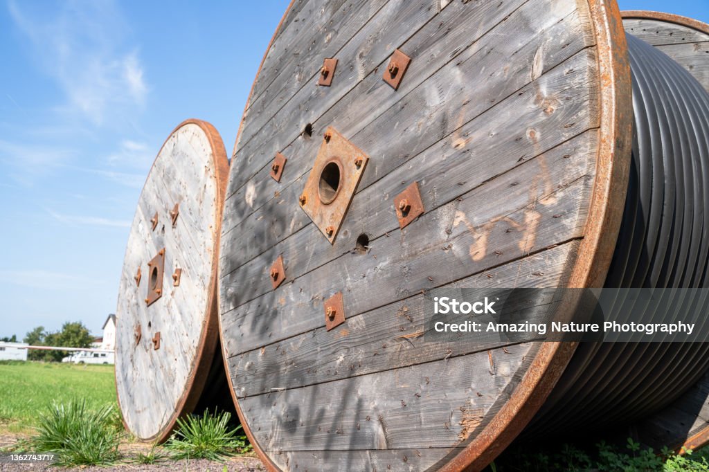 Zwei Große Holzspulen Mit Schwarzem Netzkabel Aufgerollt Stockfoto und ... Zwei Große Holzspulen Mit Schwarzem Netzkabel Aufgerollt Stockfoto und ...