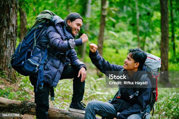 Dua Teman Muda Yang Bahagia Dengan Ransel Hiking Di Hutan Dan Menikmati ... Dua Teman Muda Yang Bahagia Dengan Ransel Hiking Di Hutan Dan Menikmati ...